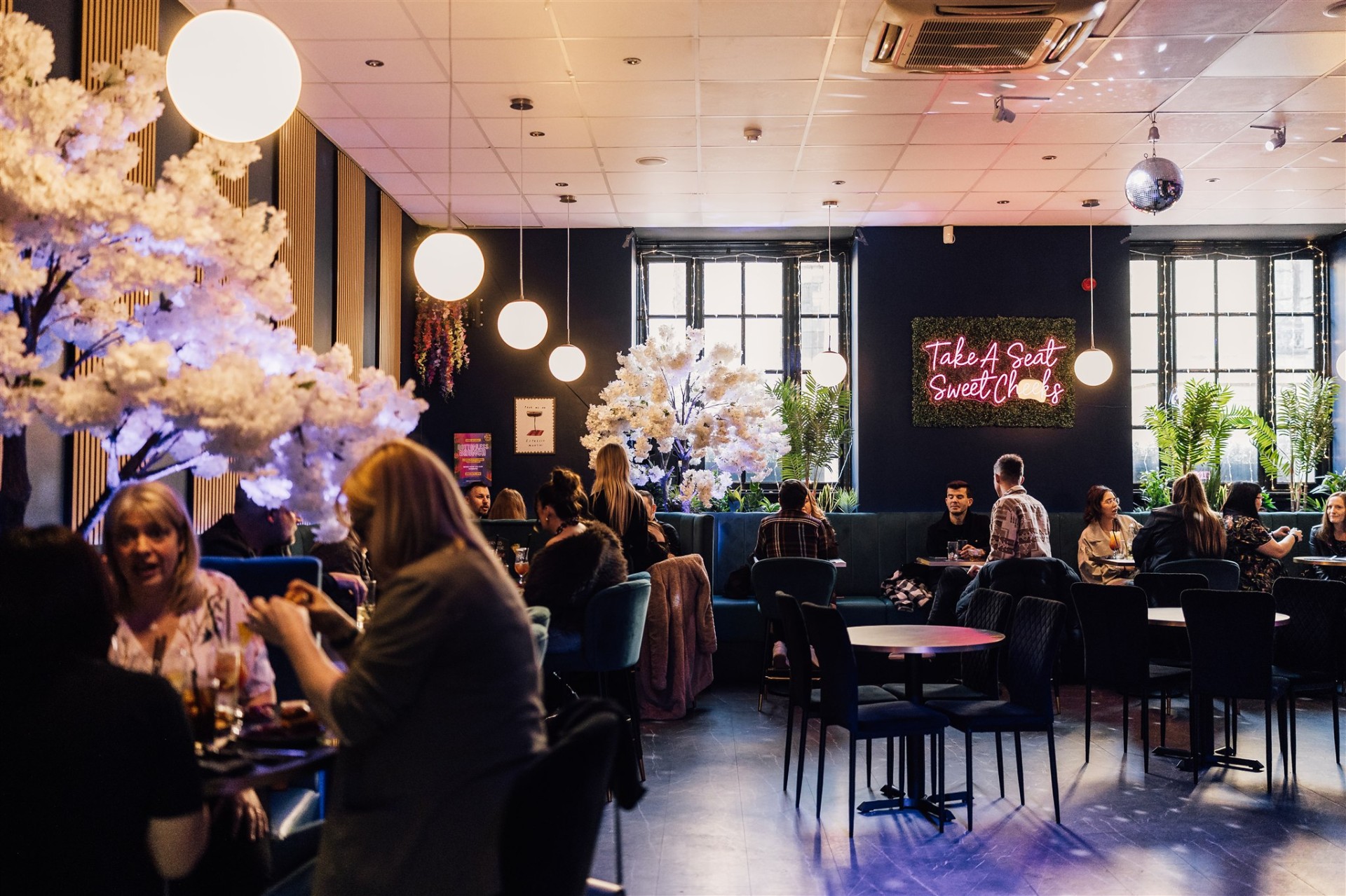 Vibe Bar Hull | Bottomless Brunch & Premium Nightlife
